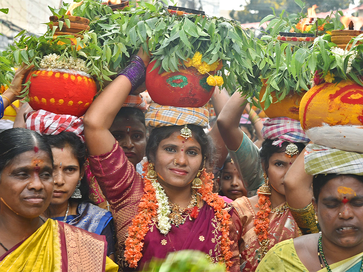 ఫిలింనగర్‌లో అంగరంగ వైభవంగా బోనాల జాతర (ఫొటోలు) | Huge Devotees At Bonalu 2025 Festival In Film ...